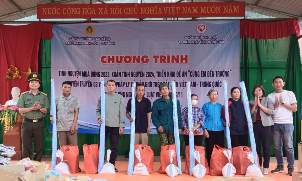 Đoàn thiện nguyện tỉnh Đồng Nai tặng quà hơn 400 triệu đồng cho học ...