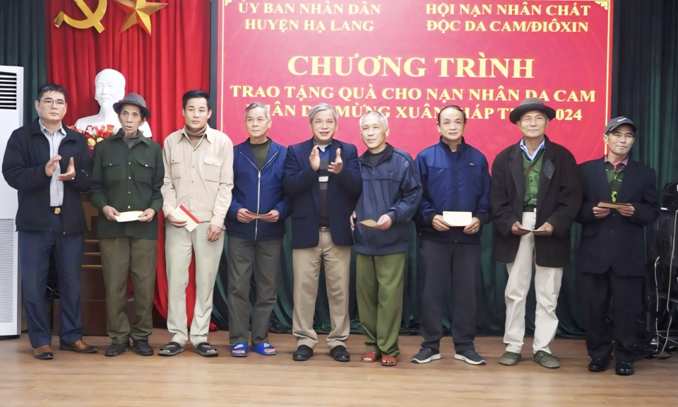 Quan tâm chăm lo đời sống nạn nhân chất độc da cam/dioxin - Báo Cao ...