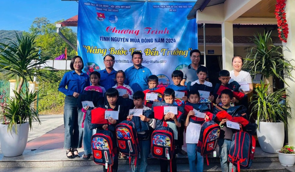 Chương trình tình nguyện mùa đông “Nâng bước em đến trường” tại huyện ...