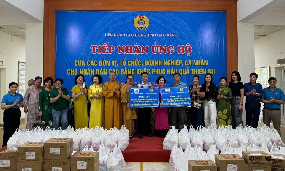 Liên đoàn Lao động tỉnh tiếp nhận quà từ Câu lạc bộ Sẻ chia Hà Nội hỗ ...