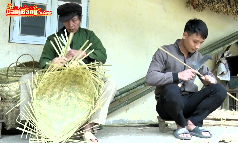 Lũng Oong giữ gìn nghề đan lát truyền thống - Báo Cao Bằng điện tử