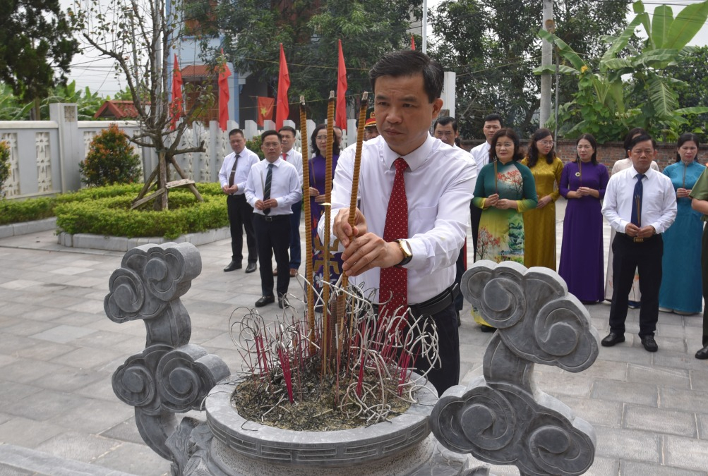 Đoàn đại biểu tỉnh dâng hoa Khu di tích lịch sử Nặm Lìn, dâng hương Khu ...