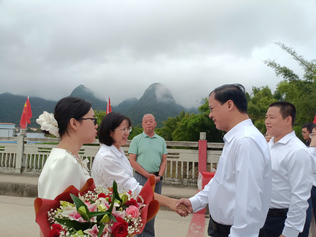 Đoàn công tác tỉnh làm việc với Chính quyền nhân dân thành phố Sùng Tả ...
