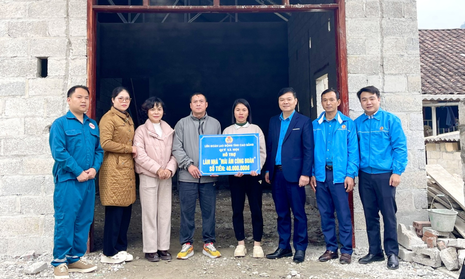Trao kinh phí hỗ trợ “Mái ấm công đoàn” cho đoàn viên có hoàn cảnh khó ...