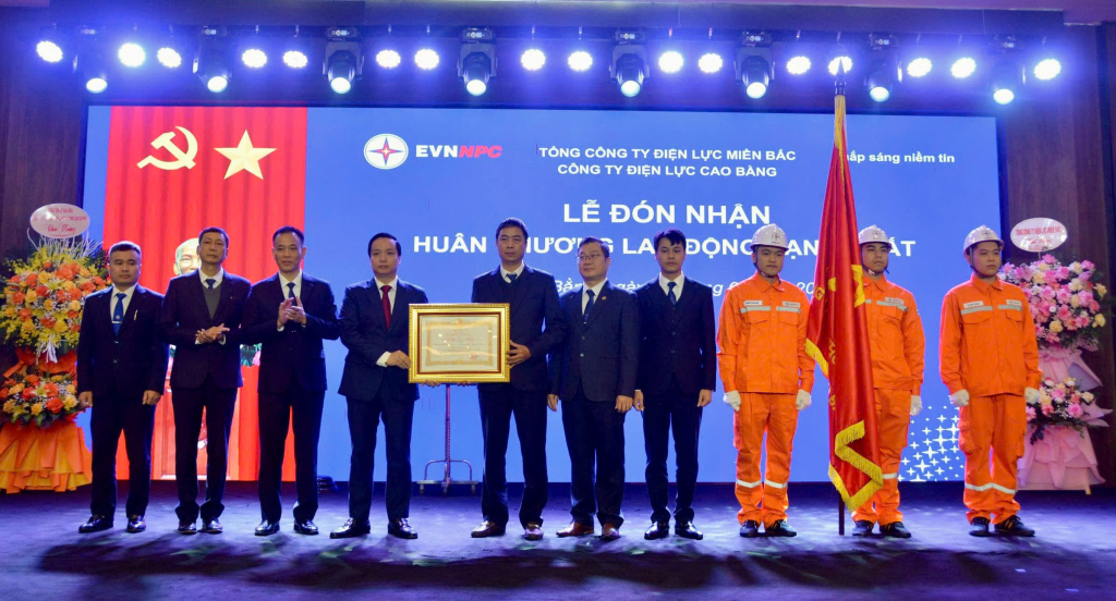 Công ty Điện lực Cao Bằng đón nhận Huân chương Lao động hạng Nhất - Báo Cao Bằng điện tử