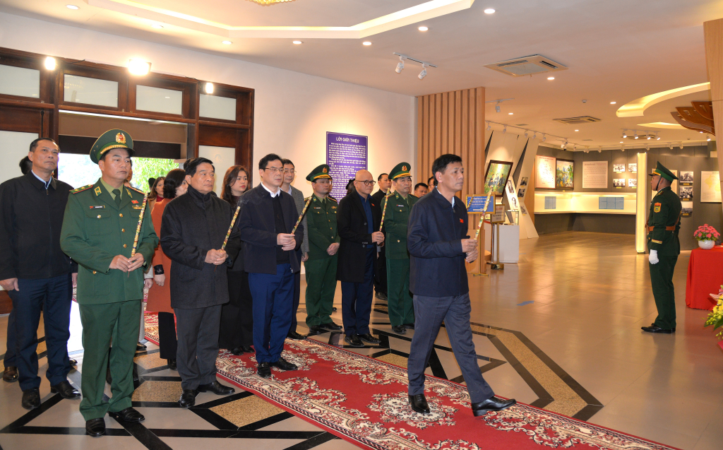 Đoàn công tác Hội đồng Dân tộc của Quốc hội thăm, tặng quà tại xã ...