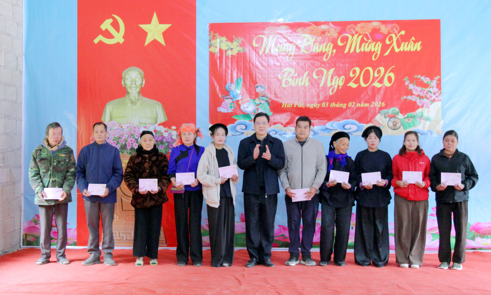 Phó Bí thư Tỉnh ủy Vũ Hồng Quang tặng quà Tết tại xã Bế Văn Đàn - Báo ...