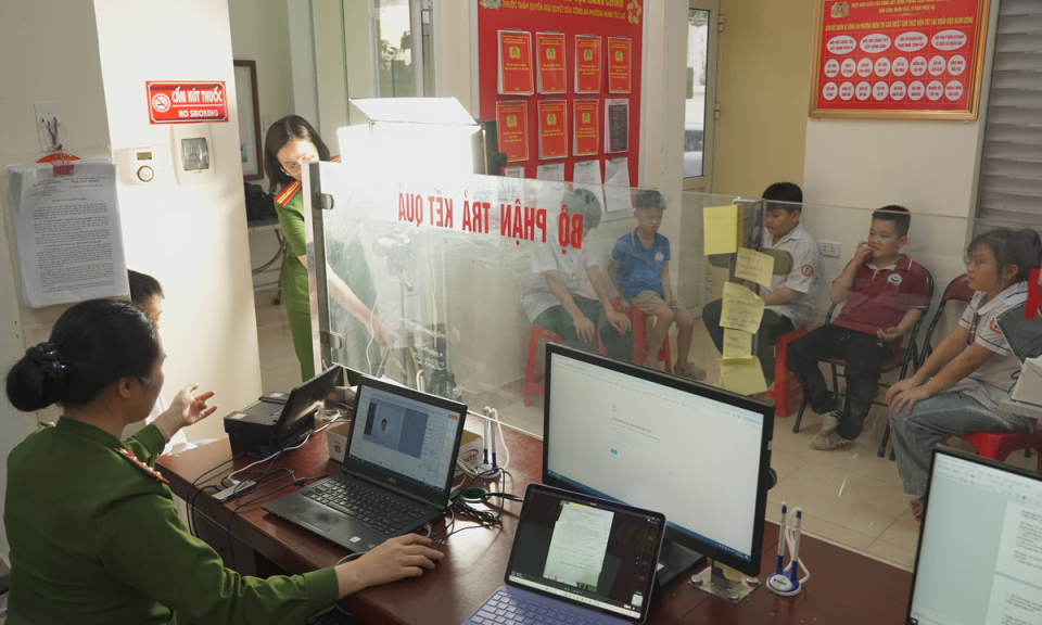 Công an phường Nùng Trí Cao tích cực cấp căn cước phục vụ nhân dân dịp ...