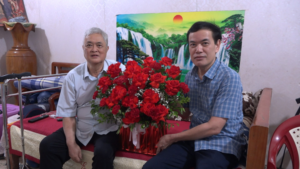 Các địa phương đến chúc mừng Báo và Phát thanh, truyền hình Cao Bằng ...