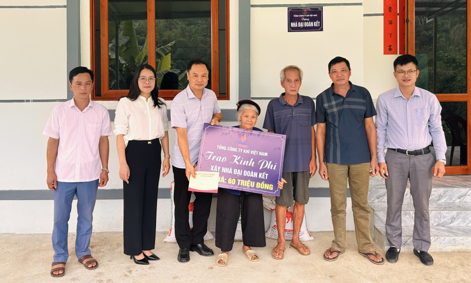 Trao nhà Đại đoàn kết cho các hộ nghèo tại xã Kim Đồng - Báo Cao Bằng ...